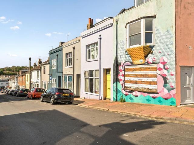 5 bedroom terraced house to rent