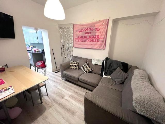 5 bedroom terraced house to rent