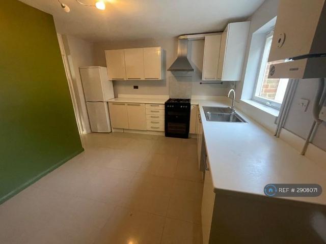 5 bedroom terraced house to rent