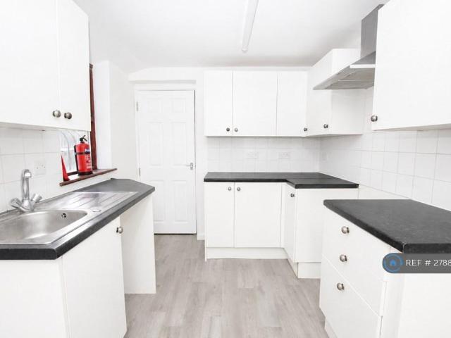 5 bedroom terraced house to rent