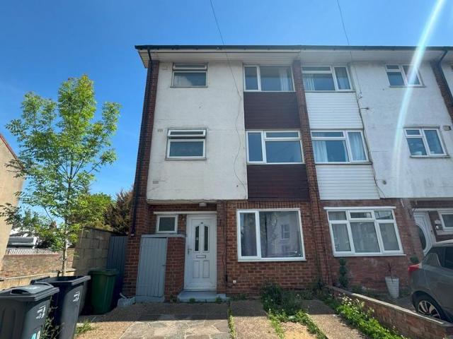 5 bedroom terraced house to rent