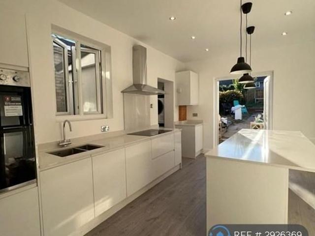 5 bedroom terraced house to rent