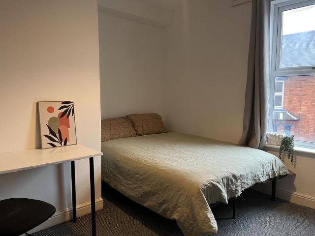 5 bedroom terraced house to rent