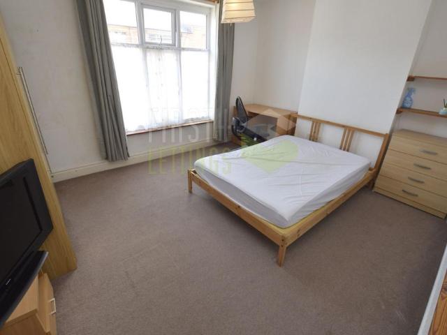 5 bedroom terraced house to rent