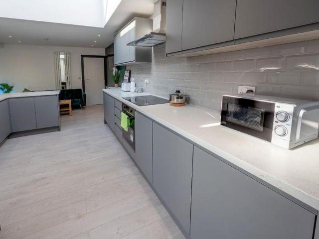 5 bedroom terraced house to rent