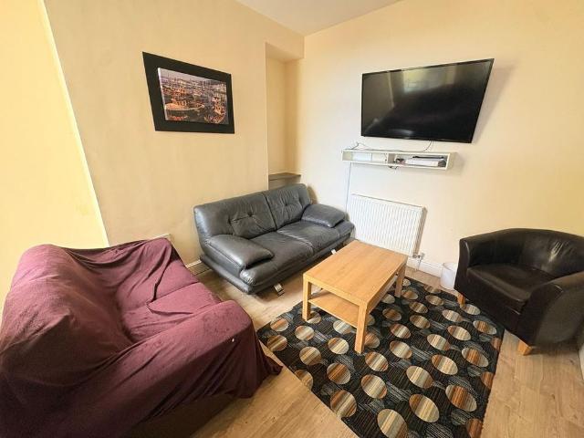 5 bedroom terraced house to rent