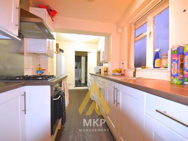 5 bedroom terraced house to rent