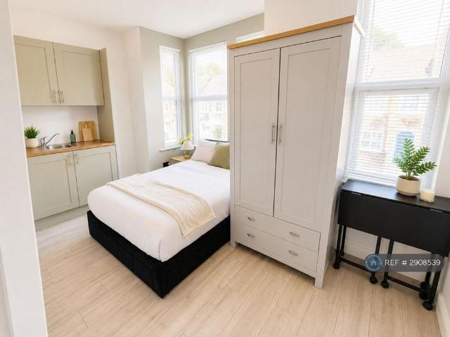 5 bedroom terraced house to rent