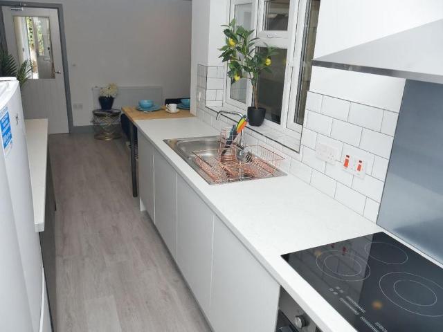 5 bedroom terraced house to rent