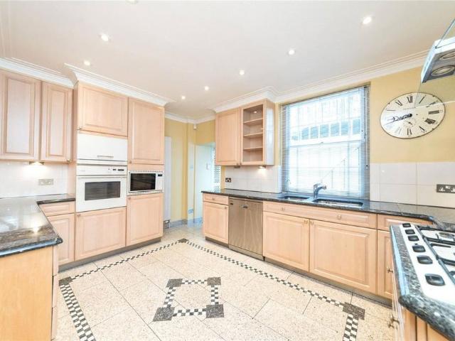 5 bedroom terraced house to rent