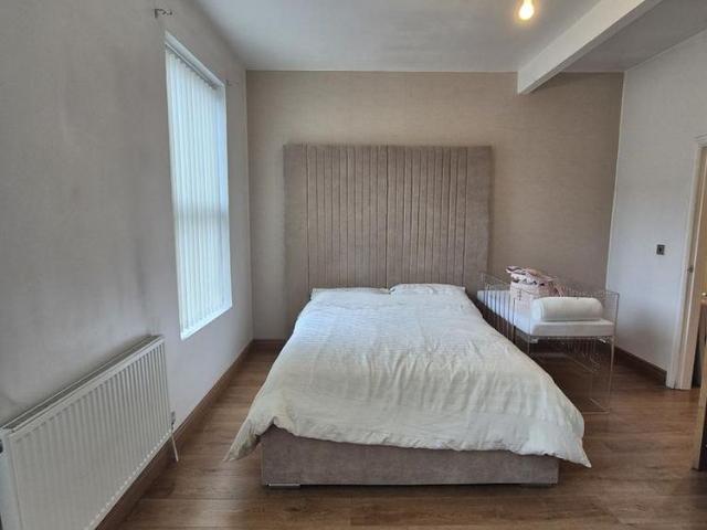 5 bedroom terraced house to rent