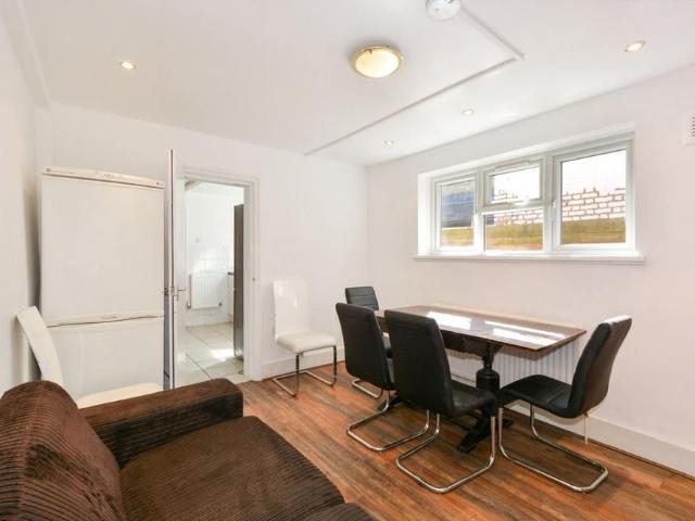 5 bedroom terraced house to rent