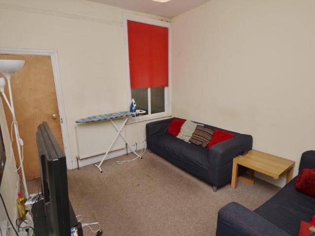5 bedroom terraced house to rent