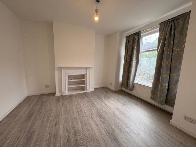 5 bedroom terraced house to rent