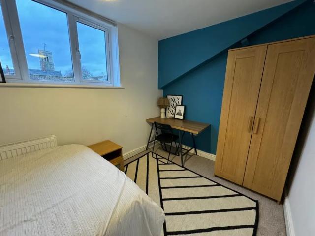 5 bedroom terraced house to rent