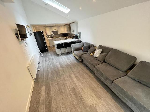 5 bedroom terraced house to rent