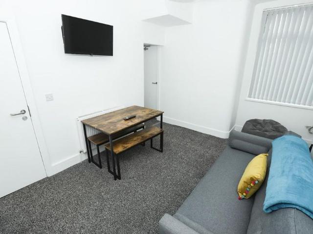 5 bedroom terraced house to rent