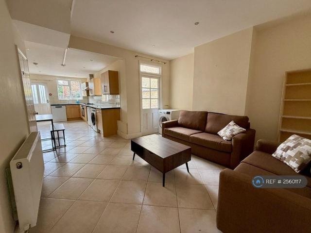 5 bedroom terraced house to rent