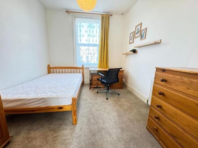 5 bedroom terraced house to rent