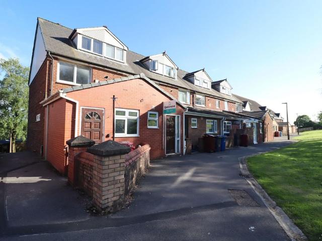 5 bedroom terraced house to rent
