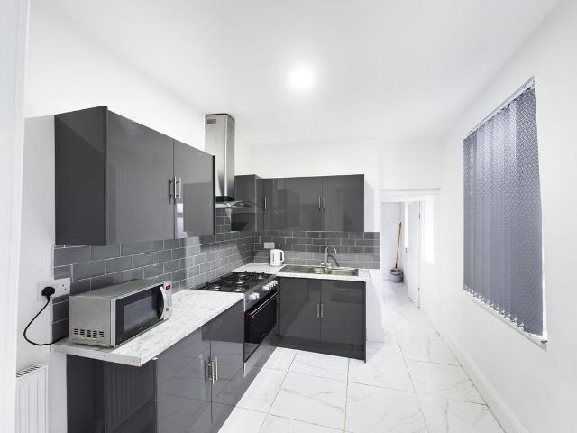 5 bedroom terraced house to rent