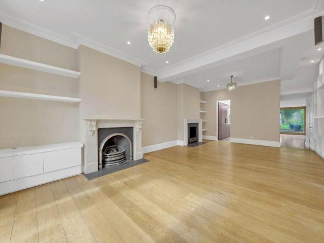 5 bedroom terraced house to rent