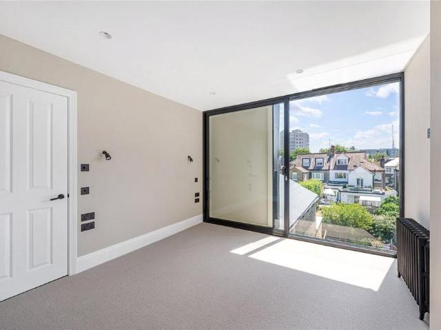 5 bedroom terraced house to rent