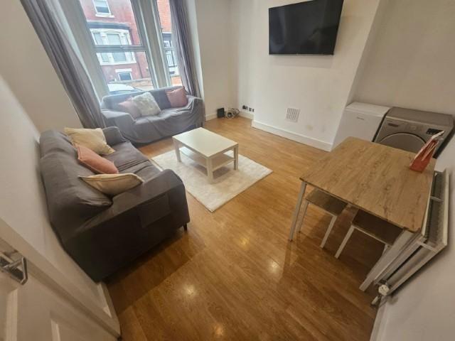 5 bedroom terraced house to rent