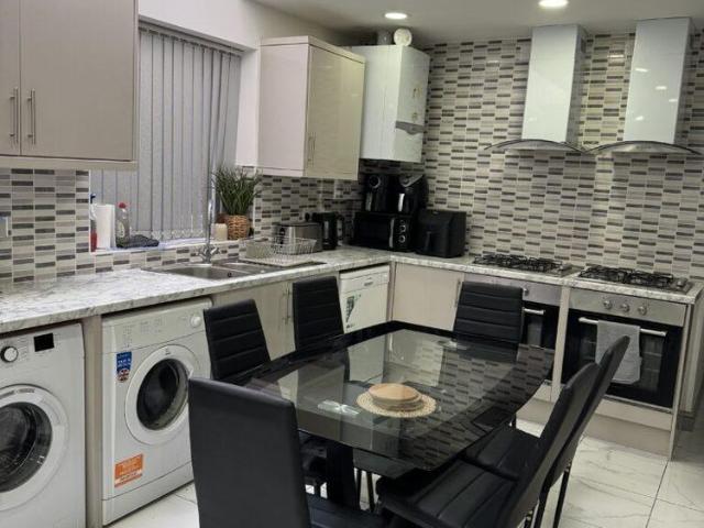 5 bedroom terraced house to rent