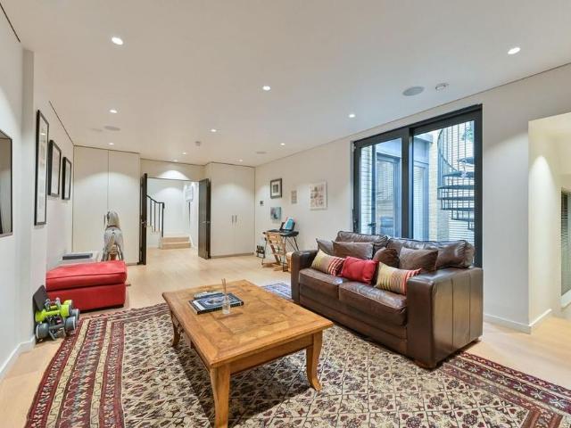 5 bedroom terraced house to rent