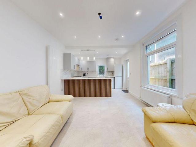 5 bedroom terraced house to rent