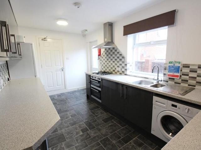 5 bedroom terraced house to rent