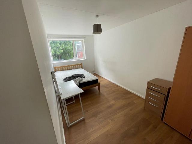 5 bedroom terraced house to rent