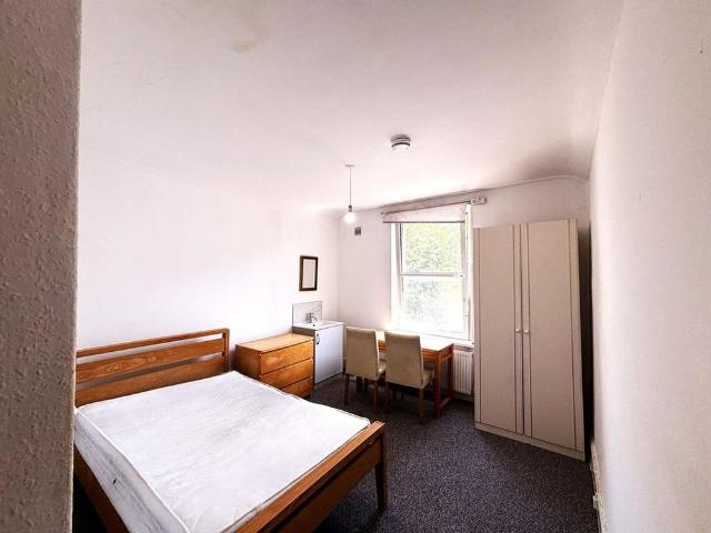 5 bedroom terraced house to rent