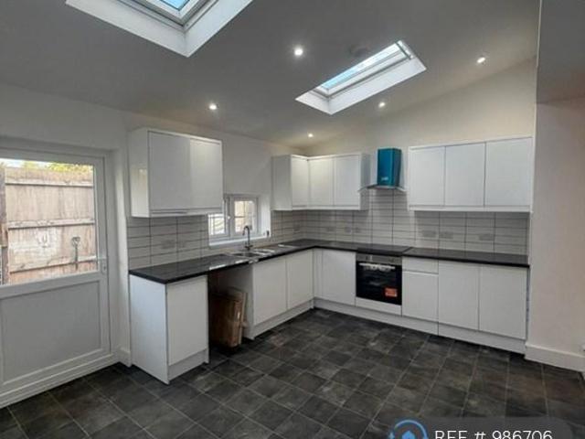 5 bedroom terraced house to rent