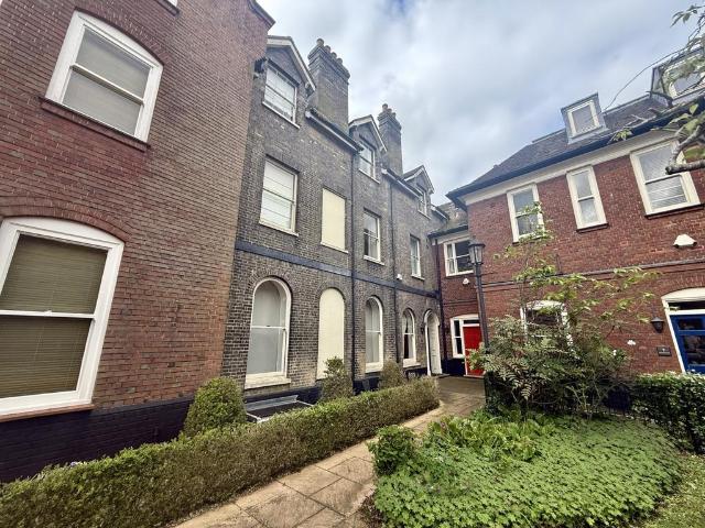 5 bedroom terraced house to rent