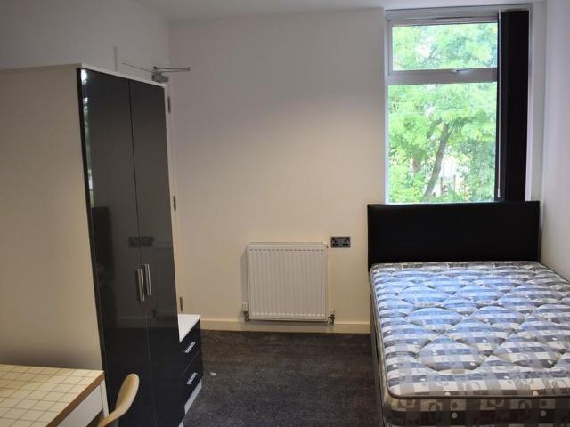 5 bedroom terraced house to rent
