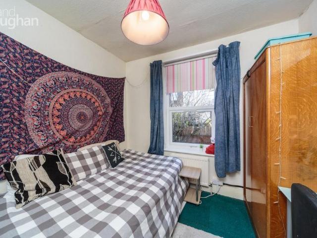 5 bedroom terraced house to rent