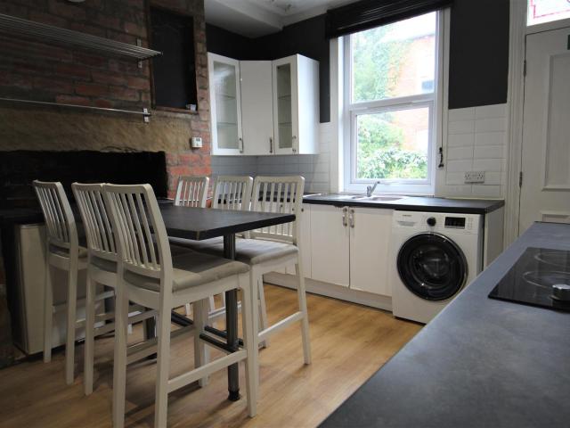 5 bedroom terraced house to rent