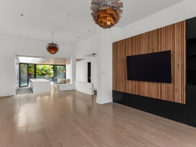 5 bedroom terraced house to rent