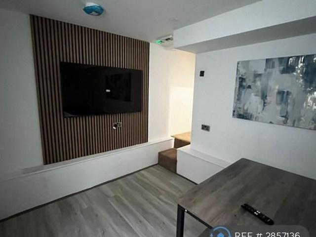 5 bedroom terraced house to rent