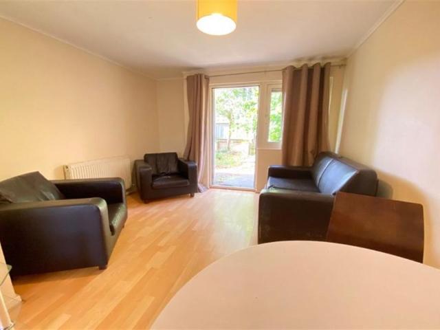 5 bedroom terraced house to rent