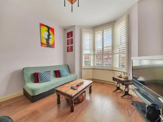 5 bedroom terraced house to rent