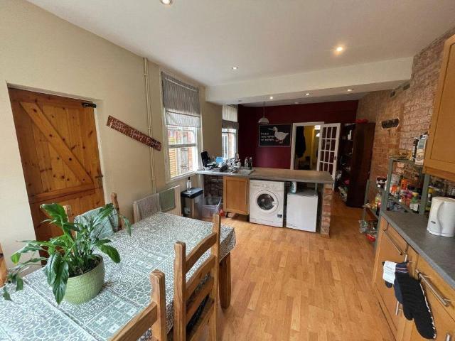 5 bedroom terraced house to rent