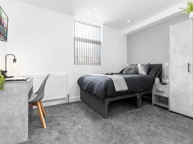 5 bedroom terraced house to rent