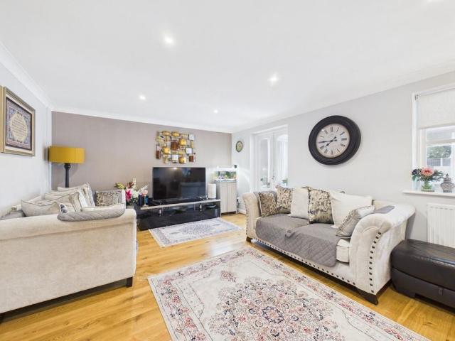 5 bedroom terraced house to rent