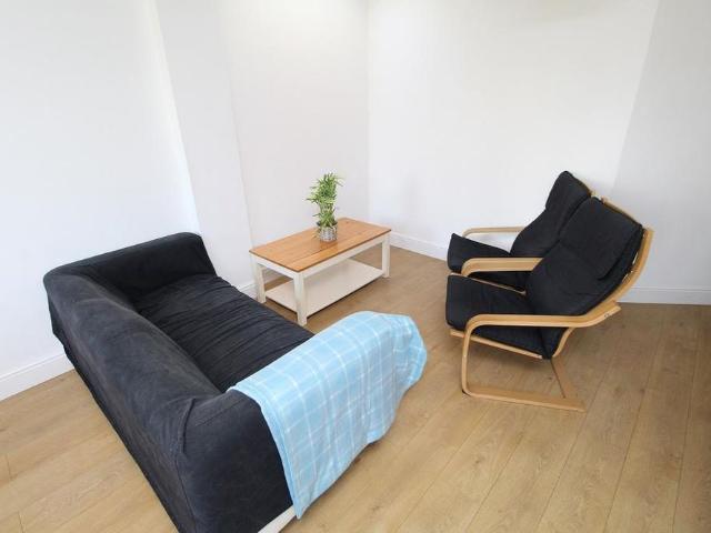 5 bedroom terraced house to rent