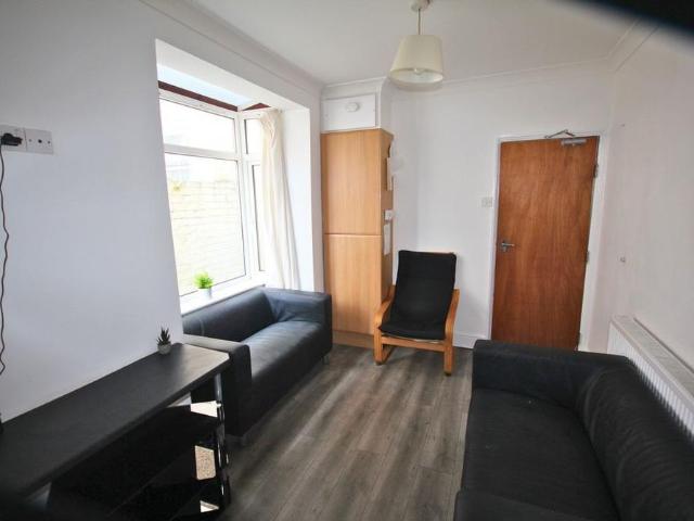 5 bedroom terraced house to rent