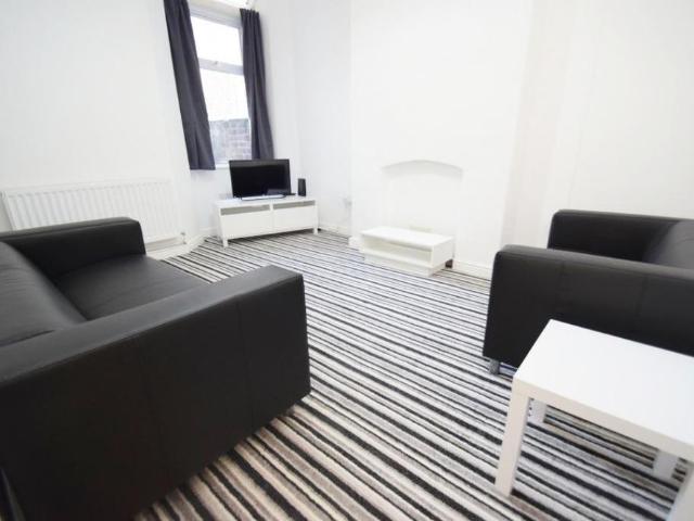 5 bedroom terraced house to rent