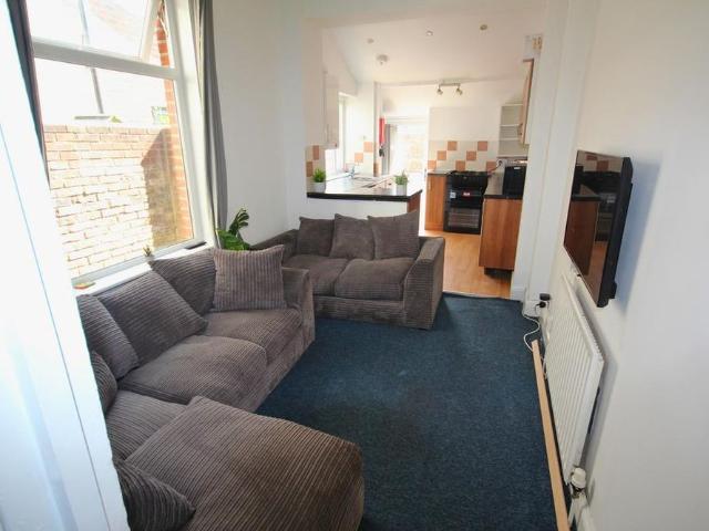 5 bedroom terraced house to rent